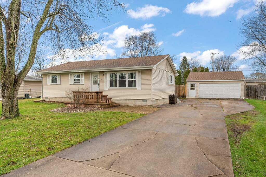 424 Mockingbird Lane, Lowell, IN 46356 | MLS# 801515 | @properties NW ...