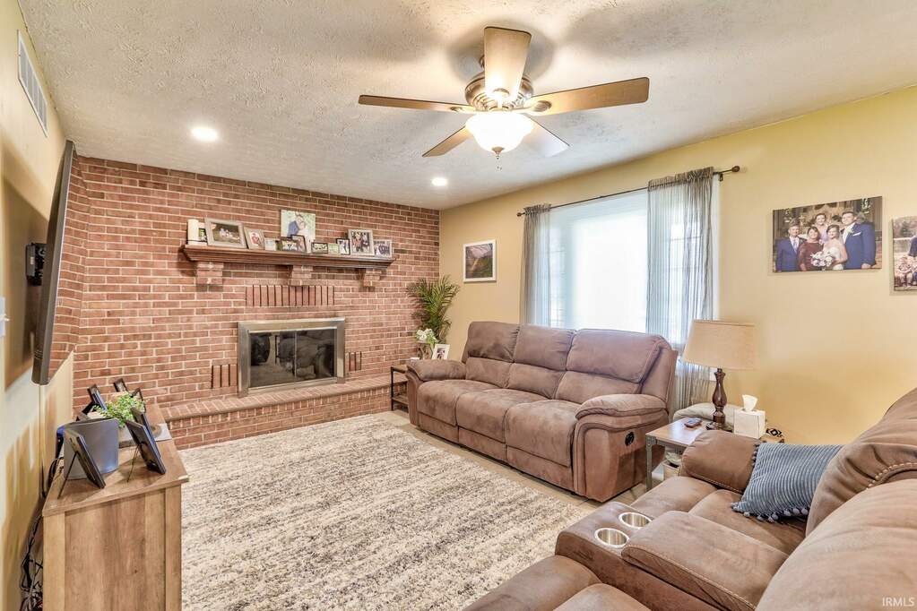 9226 Eastlake Drive, Wadesville, IN 47638 | MLS# 202413267 ...