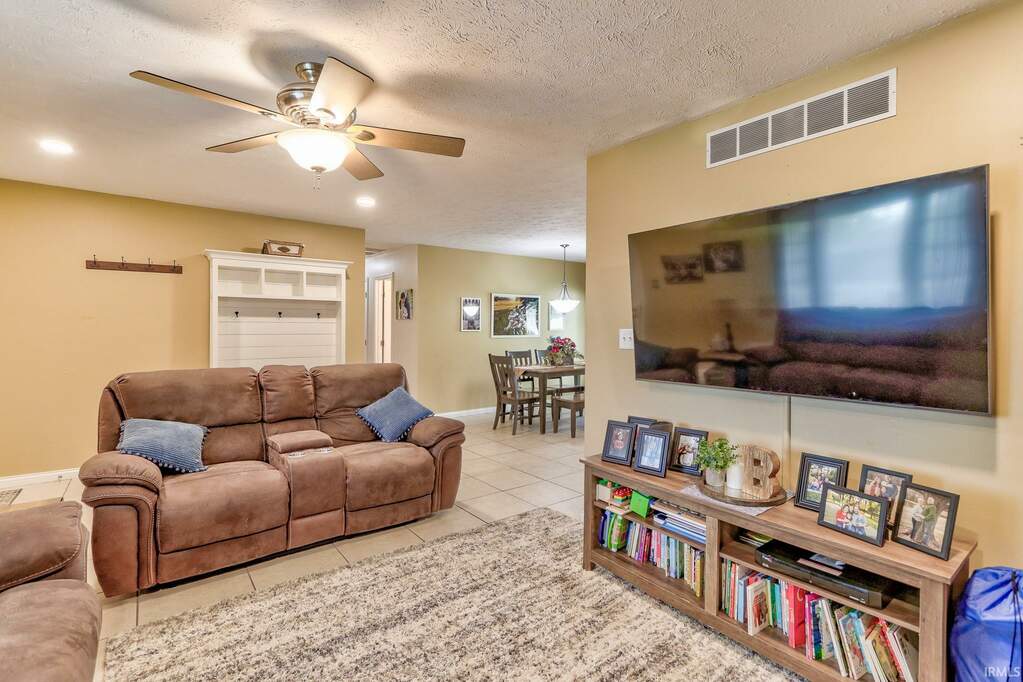 9226 Eastlake Drive, Wadesville, IN 47638 | MLS# 202413267 ...