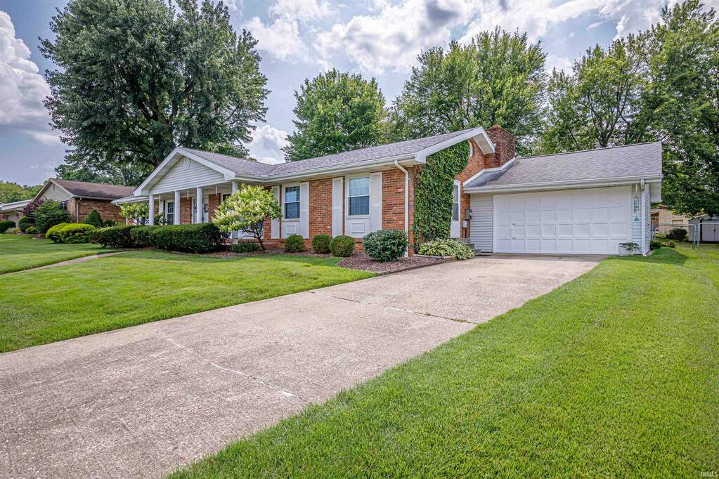 7010 Pinehurst Drive, Evansville, IN 47711 | MLS# 202426063 ...