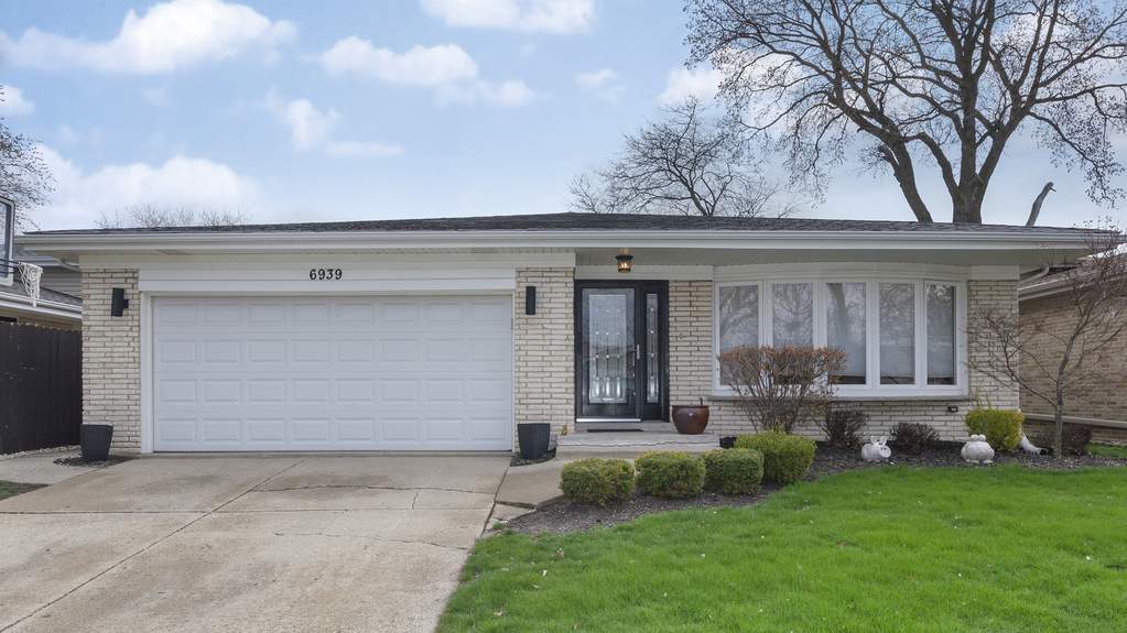 6939 N Waukesha Avenue, Chicago, IL 60646 | MLS# 10694224 | @properties ...