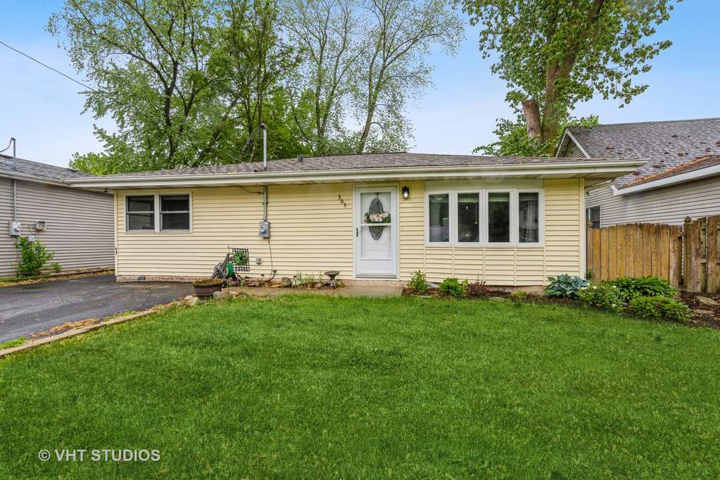 305 W Riverside Drive, Lakemoor, IL 60051 | MLS# 11105121 | @properties ...