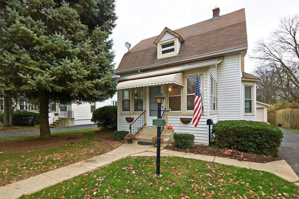 1327 Edgewood Road, Lake Forest, IL 60045 | MLS# 11278518 | @properties ...