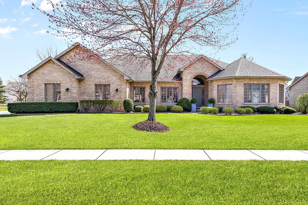 1805 Darien Club Drive, Darien, IL 60561 | MLS# 11382429 | @properties ...