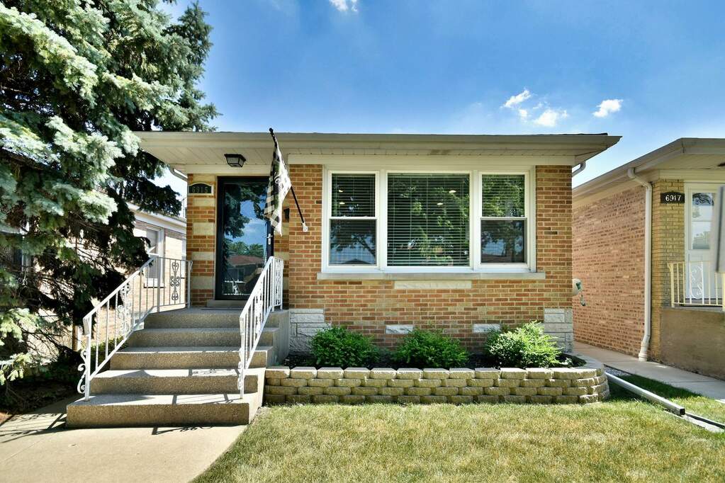 6915 W Berwyn Avenue, Chicago, IL 60656 | MLS# 11530723 | @properties ...