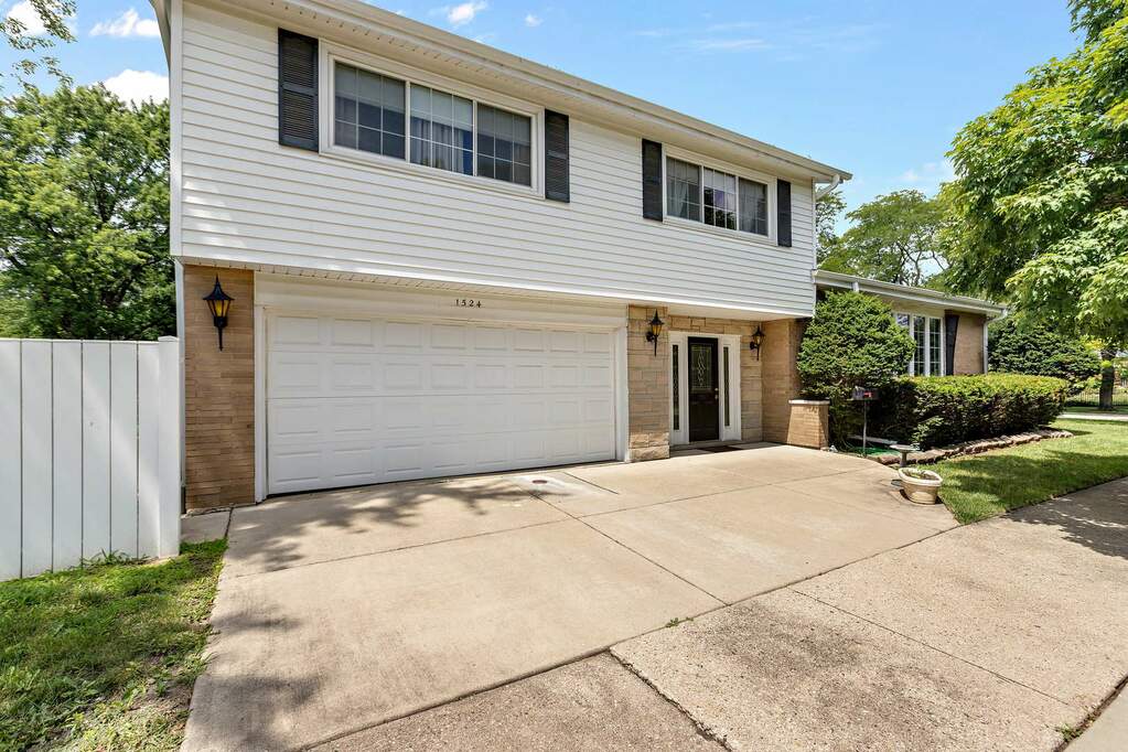 1524 Pfingsten Road, Glenview, IL 60025 | MLS# 11633079 | @properties ...