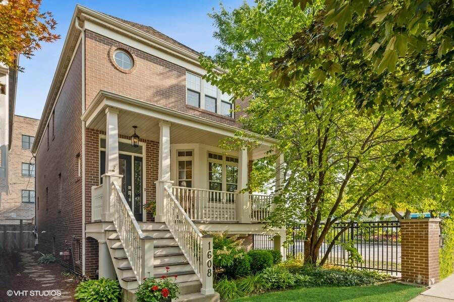 1608 W Rosehill Drive, Chicago, IL 60660 | MLS# 11670194 | @properties ...