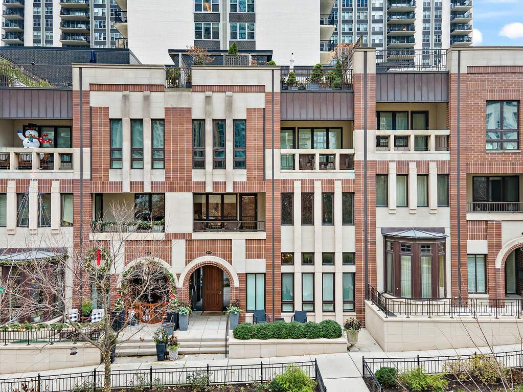 421 E Benton Place #421, Chicago, IL 60601 | MLS# 11679830 ...