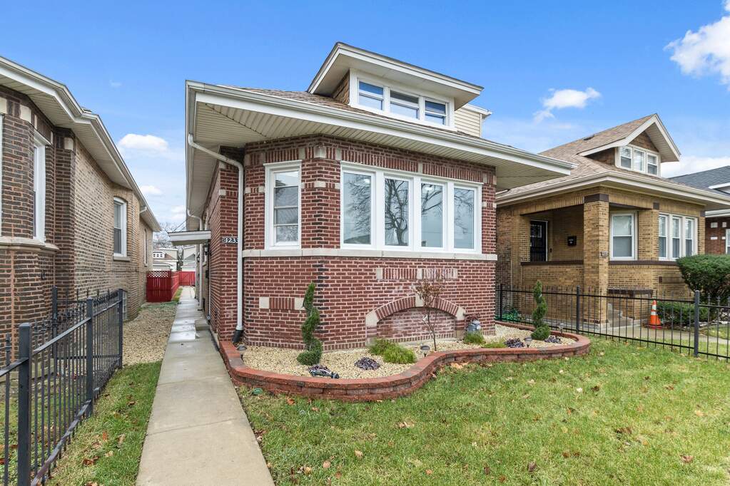1233 W 95th Place, Chicago, IL 60643 | MLS# 11691422 | @properties ...