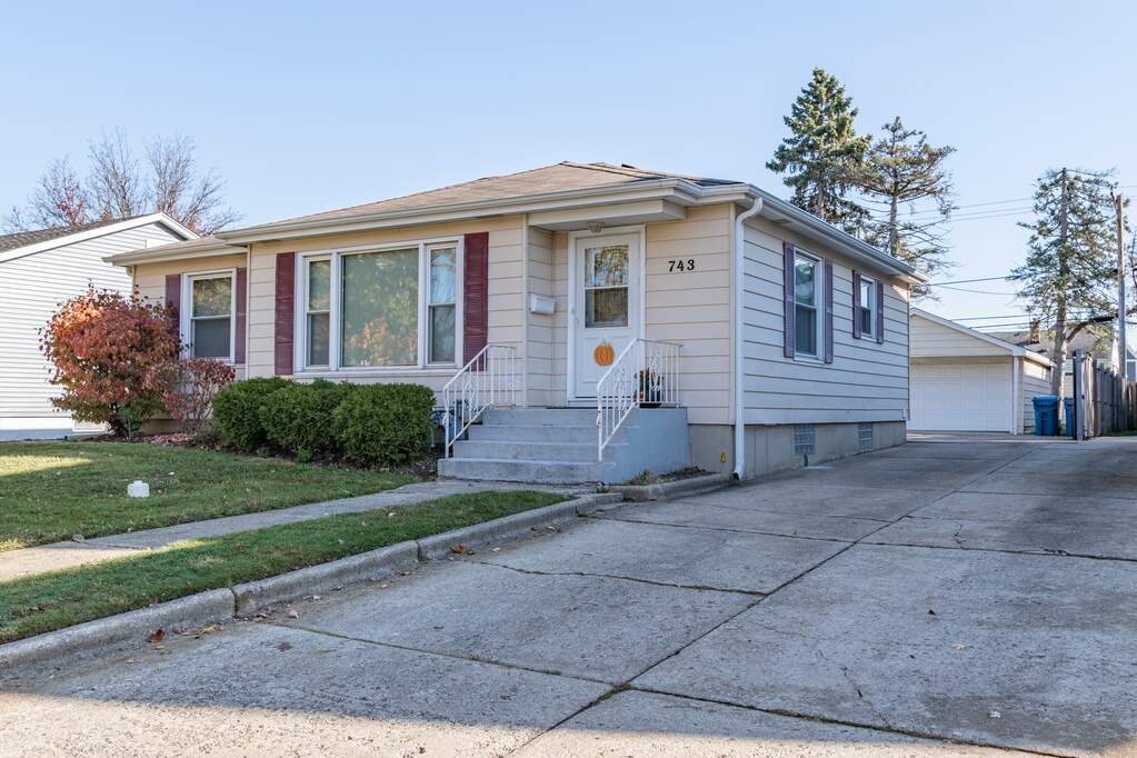 743 S Spring Road, Elmhurst, IL 60126 | MLS# 11703643 | @properties ...