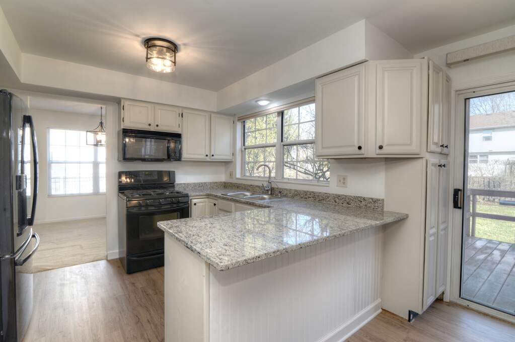 324 Wooded Knoll Drive, Cary, IL 60013 | MLS# 11716632 | @properties ...