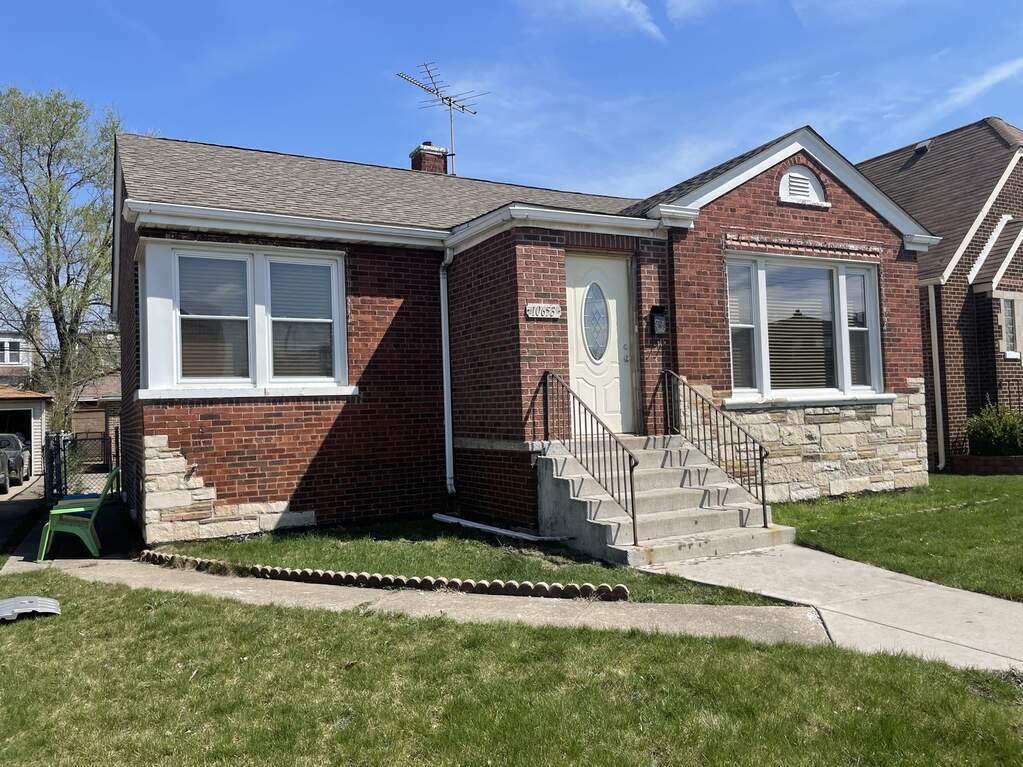 10653 S Avenue L, Chicago, IL 60617 | MLS# 11759900 | @properties ...