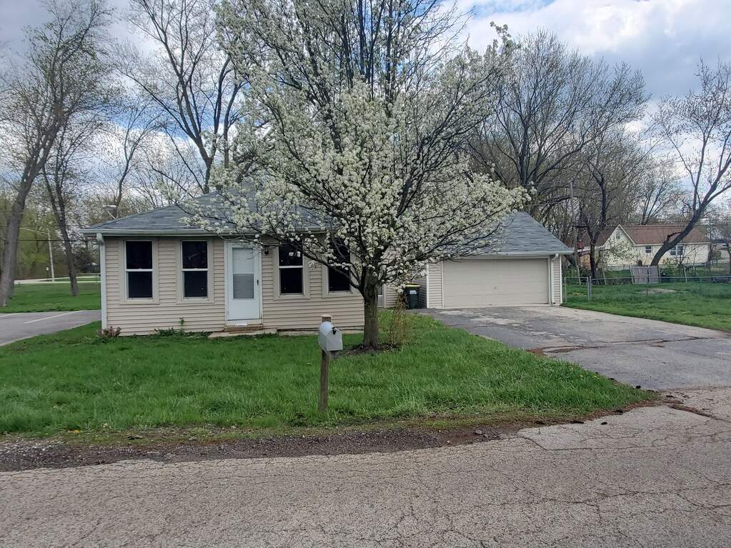 222 Willow Road, Lakemoor, IL 60051 | MLS# 11766692 | @properties ...