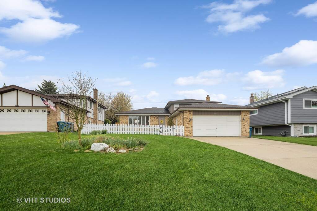 542 W Armitage Avenue, Elmhurst, IL 60126 | MLS# 11779532 | @properties ...