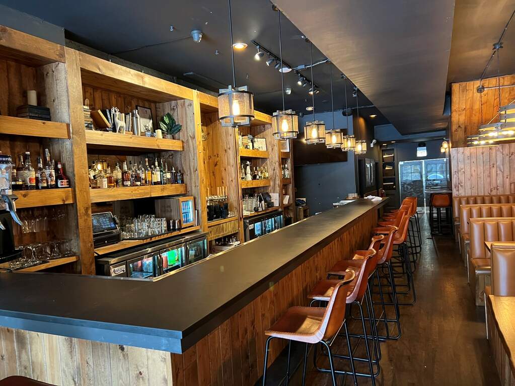 228 W Chicago Avenue, Chicago, IL 60654 | MLS# 11830995 | @properties ...