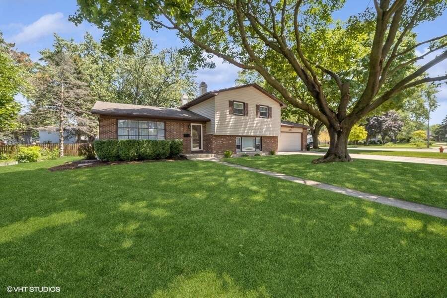 125 N Lyle Avenue, Elgin, IL 60123 | MLS# 11840226 | @properties ...