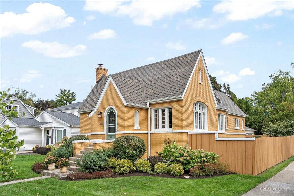 901 Santa Rosa Avenue, Wheaton, IL 60187 | MLS# 11904566 | @properties ...