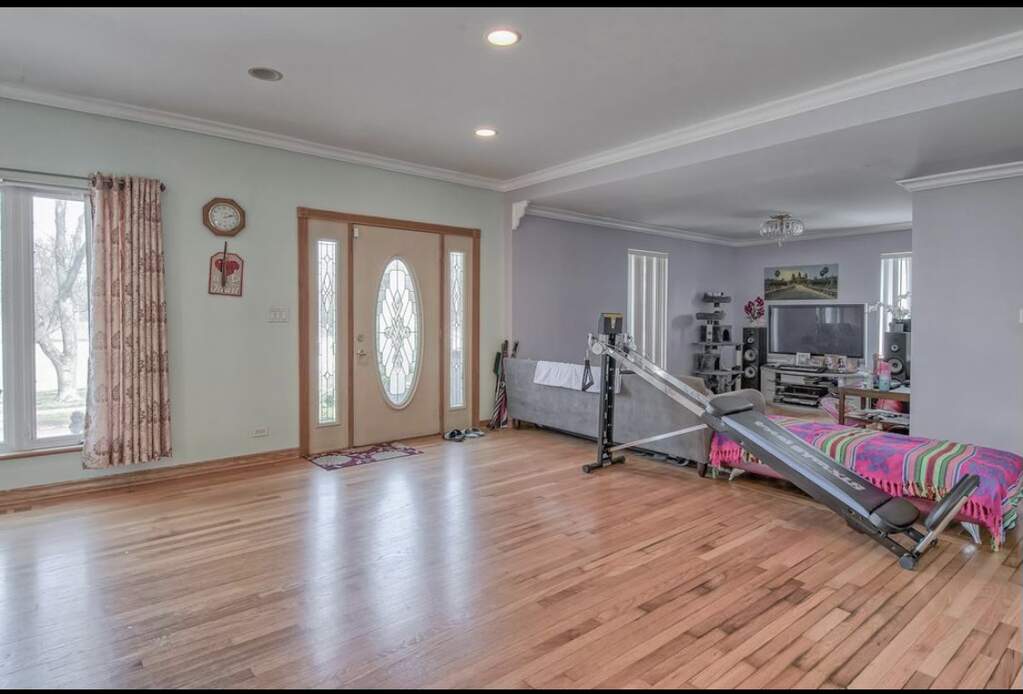 8326 N Caldwell Avenue, Niles, IL 60714 | MLS# 11926552 | @properties ...