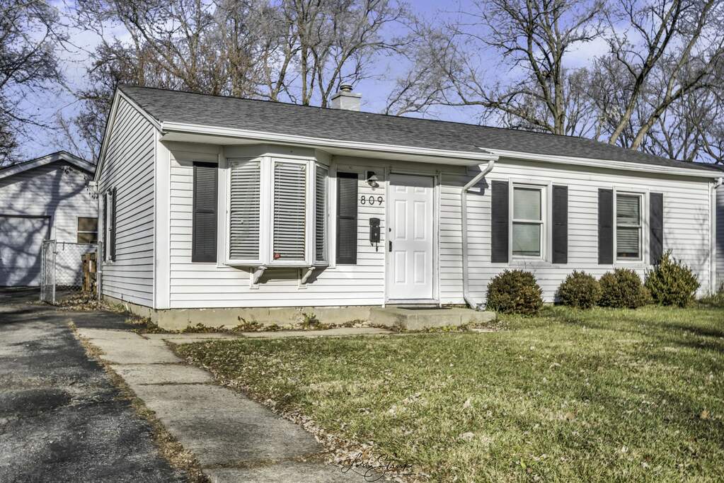 809 Robert Street, Aurora, IL 60506 | MLS# 11936477 | @properties ...