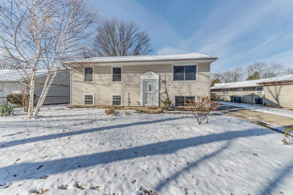 724 Wildwood Lane, Streamwood, IL 60107 | MLS# 11938451 | @properties ...