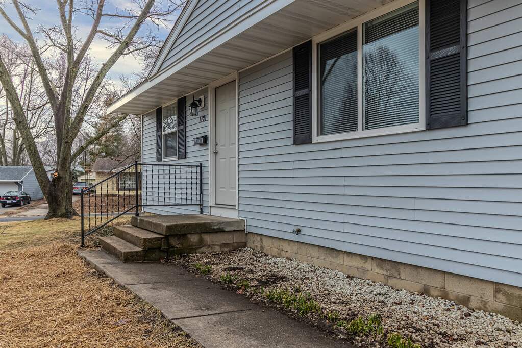 1121 Austin Drive, Urbana, IL 61802 | MLS# 11948466 | @properties ...