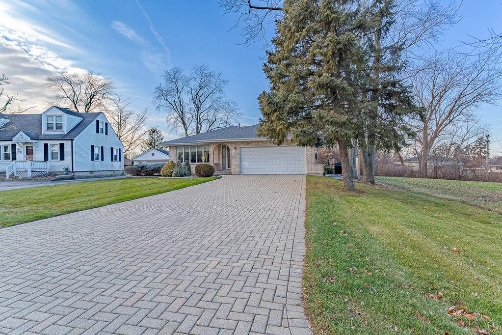 9S438 Highland Road, Willowbrook, IL 60527 | MLS# 11949113 ...