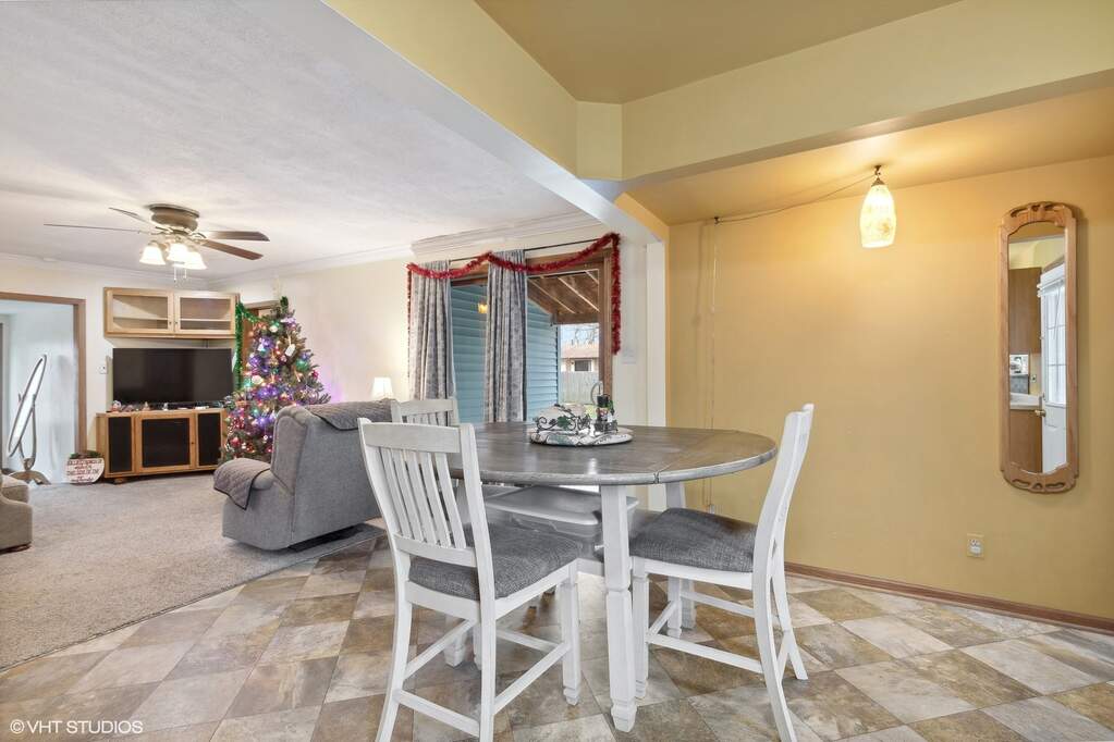 112 South Drive, Lakemoor, IL 60051 | MLS# 11949686 | @properties ...