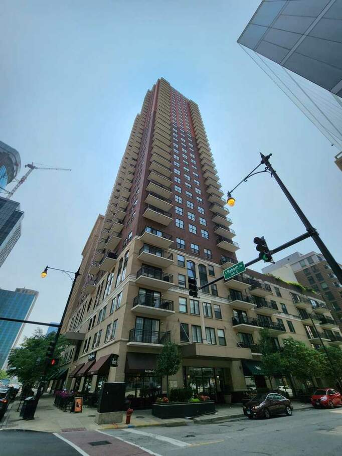 41 E 8th Street #3E, Chicago, IL 60605 | MLS# 11950909 | @properties ...