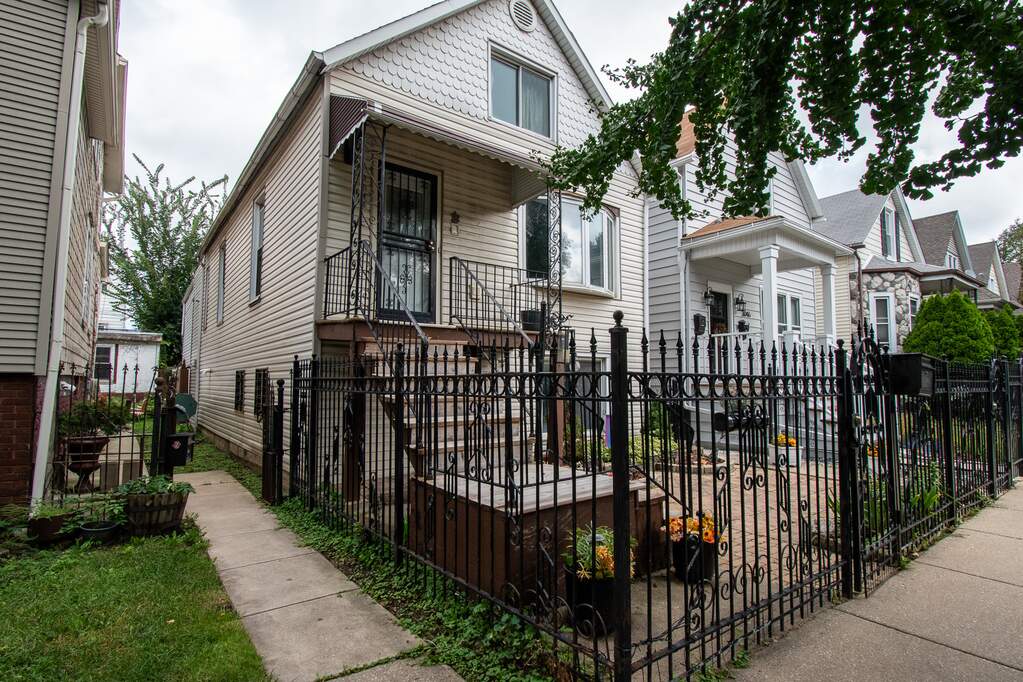 3048 W George Street, Chicago, IL 60618 | MLS# 11953938 | @properties ...