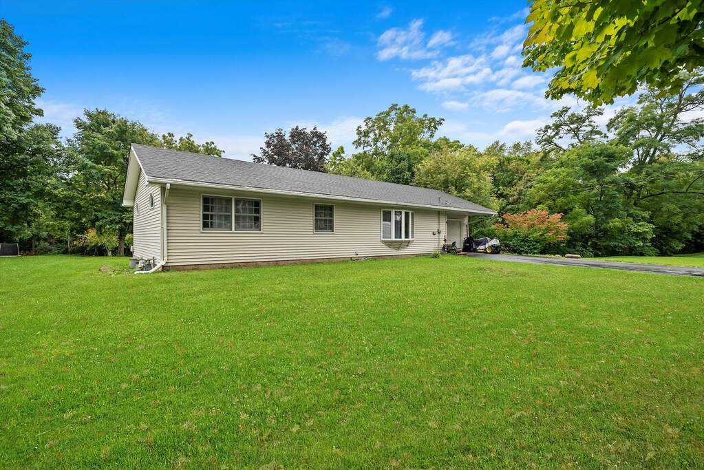 4 Coy Park Drive, Newark, IL 60541 | MLS# 11960982 | @properties ...