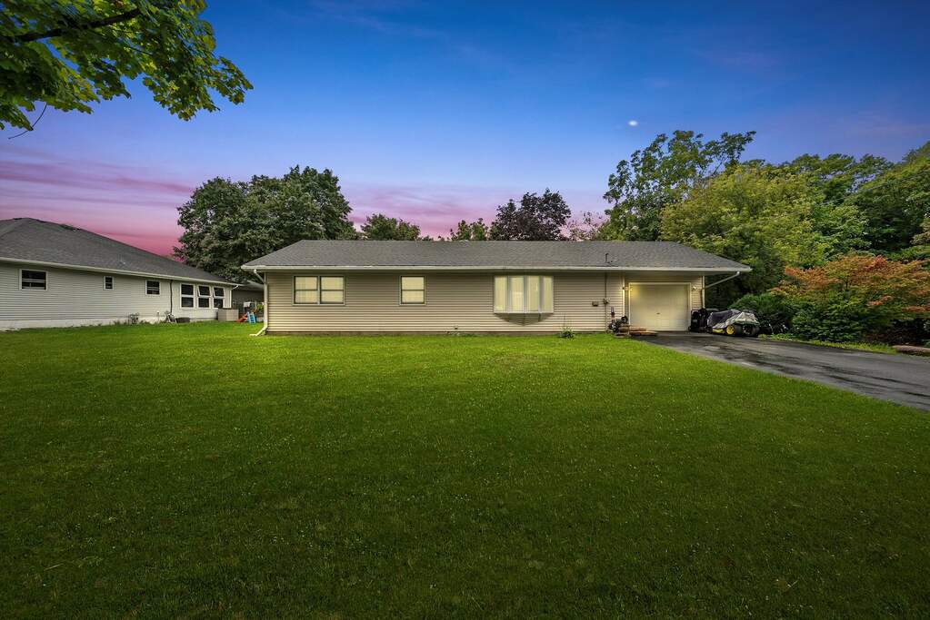 4 Coy Park Drive, Newark, IL 60541 | MLS# 11960982 | @properties ...