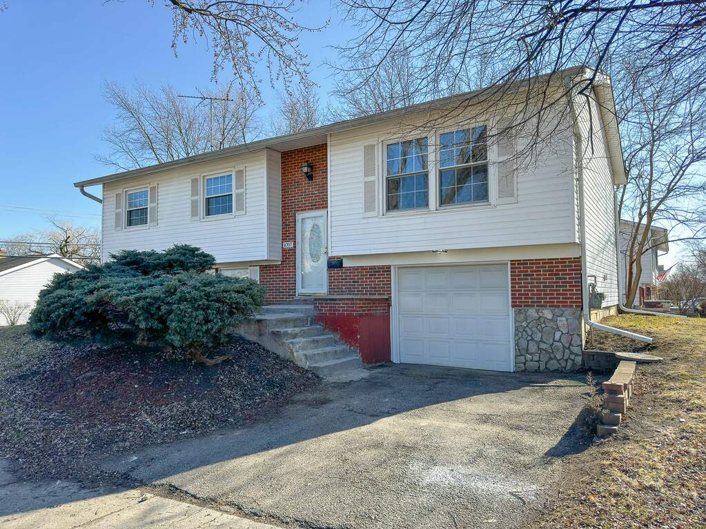 1097 Yorkshire Drive, Hanover Park, IL 60133 | MLS# 11976290 ...