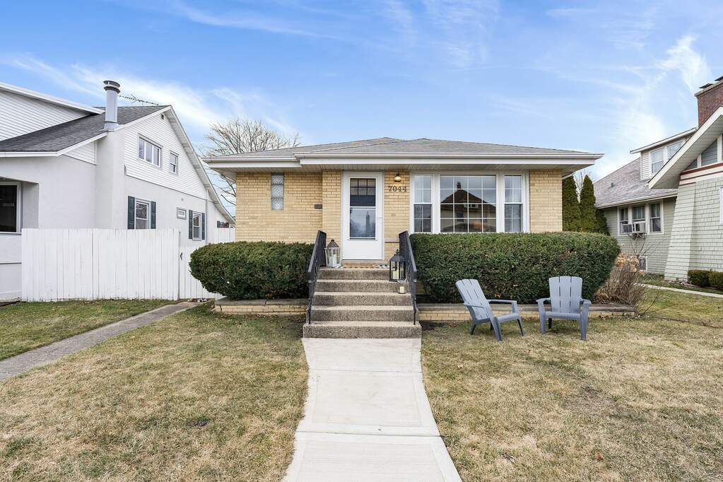 7044 N Overhill Avenue, Chicago, IL 60631 | MLS# 11984270 | @properties ...