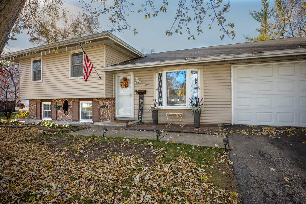 640 Springfield Drive, Roselle, IL 60172 | MLS# 11985759 | @properties ...