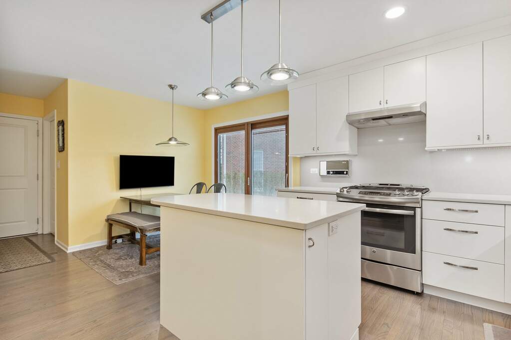 3844 Brett Lane, Glenview, IL 60026 | MLS# 12012040 | @properties ...