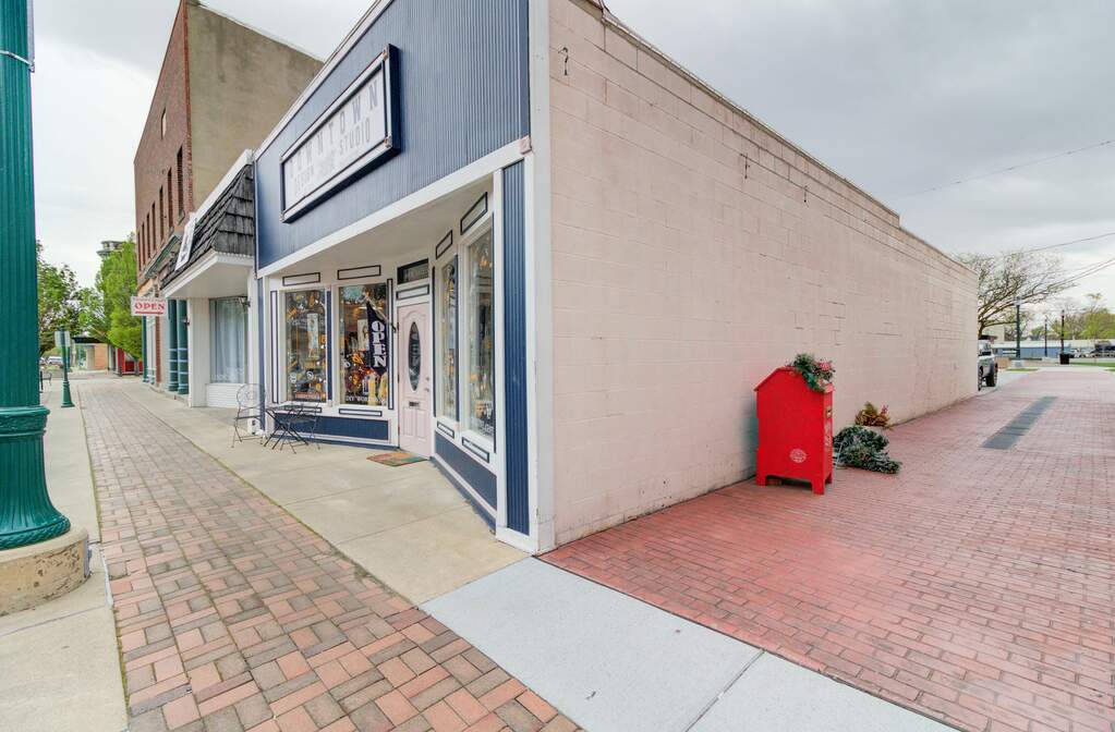 107 W Sale Street, Tuscola, IL 61953 | MLS# 12026789 | @properties ...