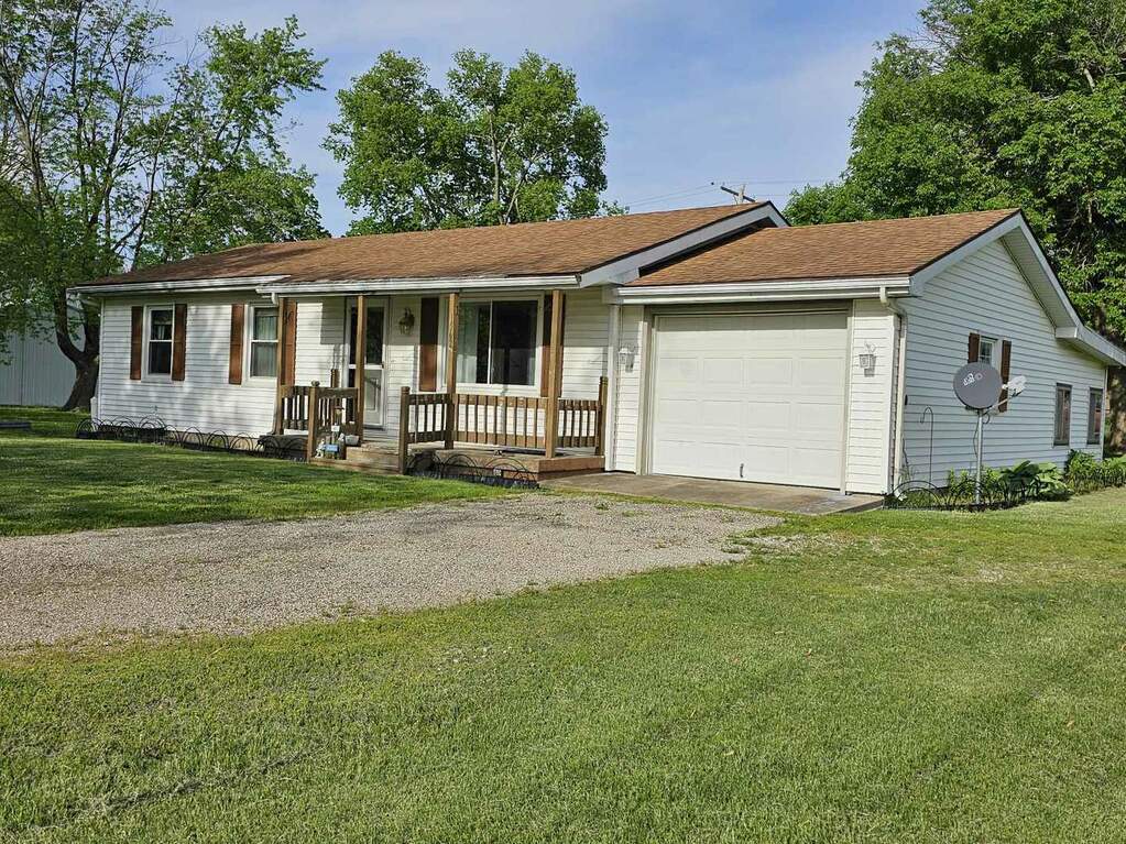 1562 Broadway Street, Beason, IL 62512 | MLS# 12047533 | @properties ...