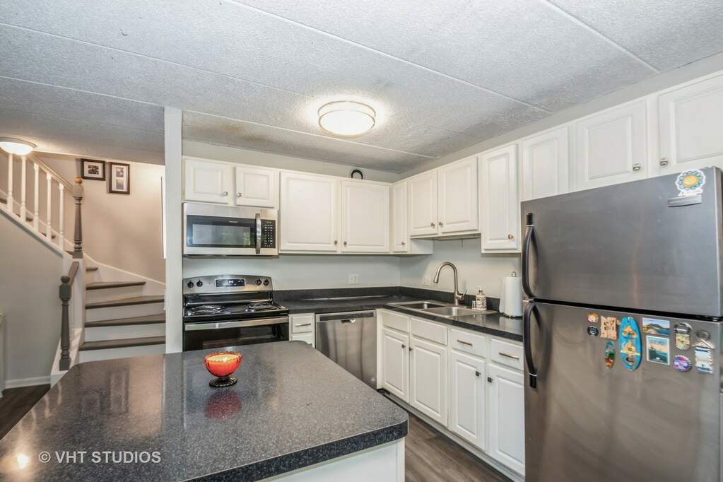 711 W Gordon Terrace #101, Chicago, IL 60613 | MLS# 12055583 ...