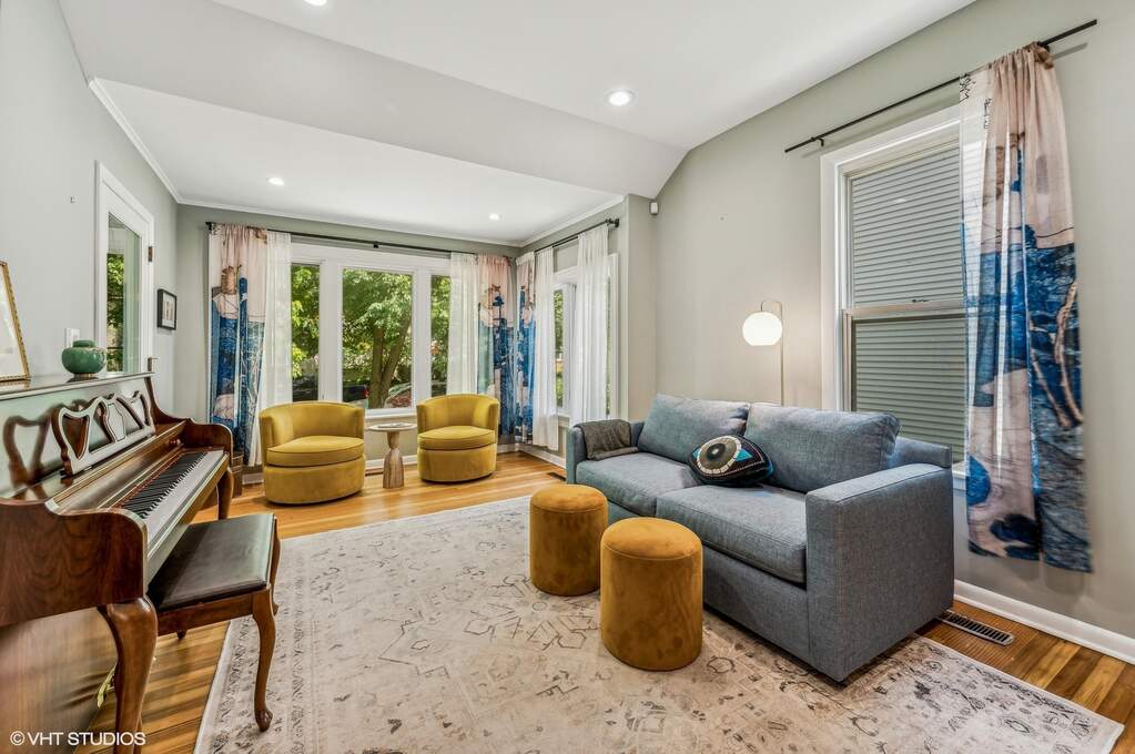 1102 Cleveland Street, Evanston, IL 60202 | MLS# 12092943 | @properties ...