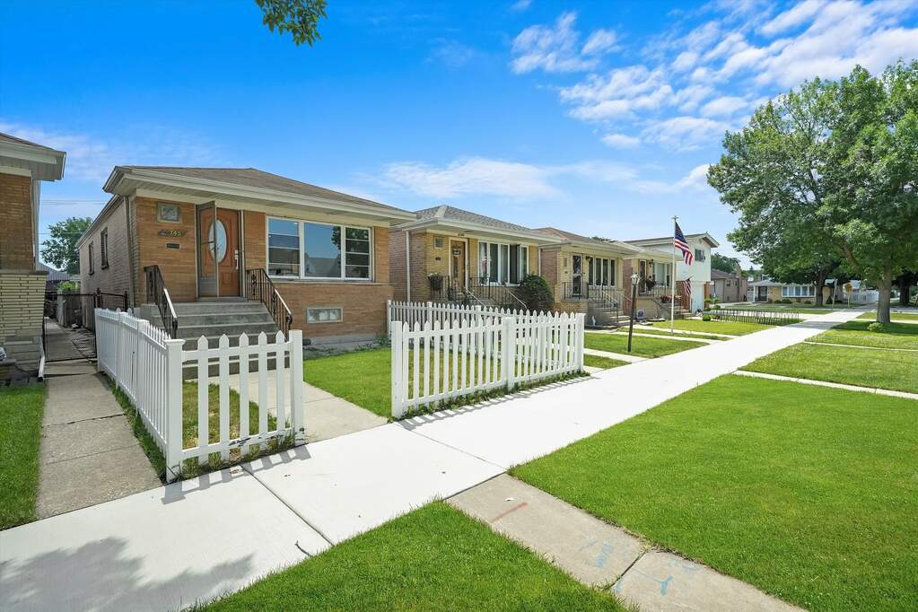 6745 W 59th Street, Chicago, IL 60638 | MLS# 12097598 | @properties ...