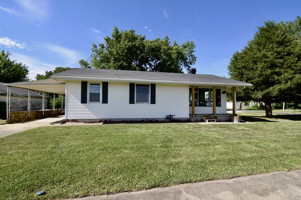 401 W Boundary Street, Stanford, IL 61774 | MLS# 12098754 | @properties ...