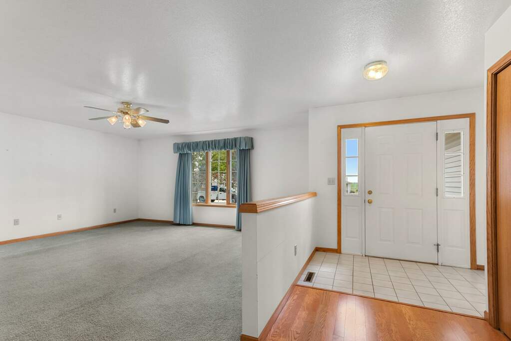 12 Chad Avenue, Sullivan, IL 61951 | MLS# 12102271 | @properties ...