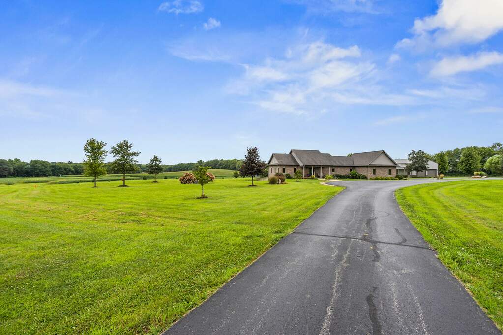 1069 E Il Route 10, Monticello, IL 61856 | MLS# 12135399 | @properties ...