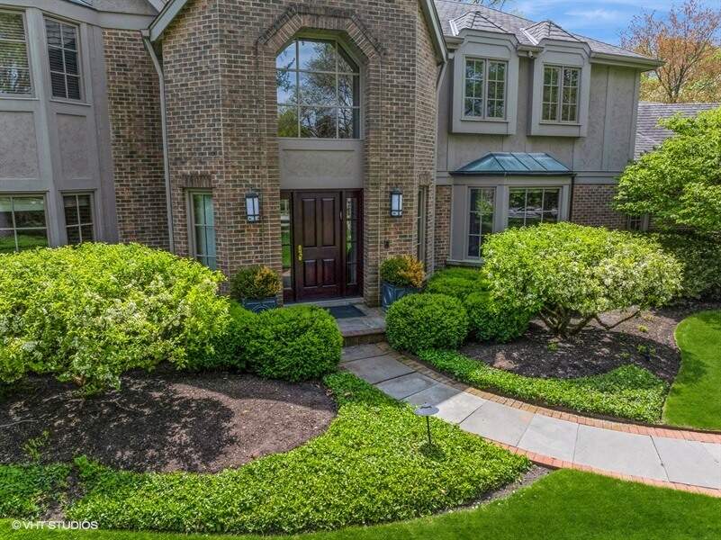 2839 Woodmere Drive, Northbrook, IL 60062 | MLS# 12360903 | @properties ...
