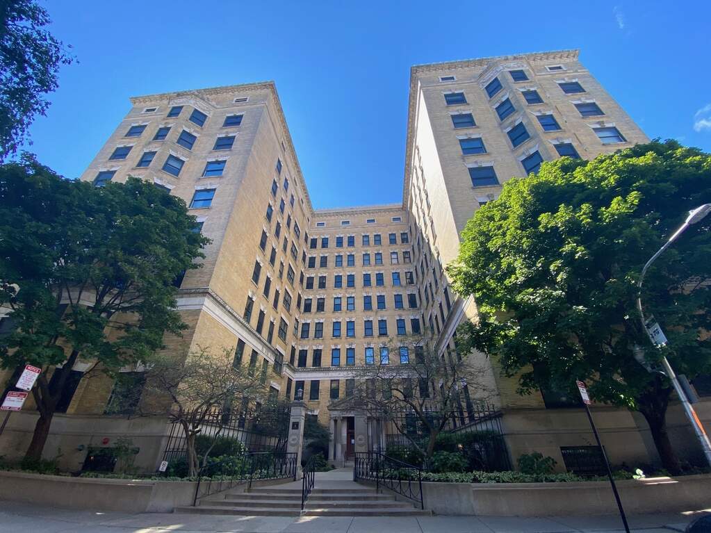 559 W Surf Street #101, Chicago, IL 60657 | MLS# 12391670 | @properties ...