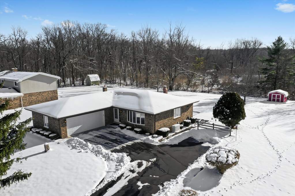 2033 E Hickory Street, Crete, IL 60417 | MLS# 12502401 | @properties ...