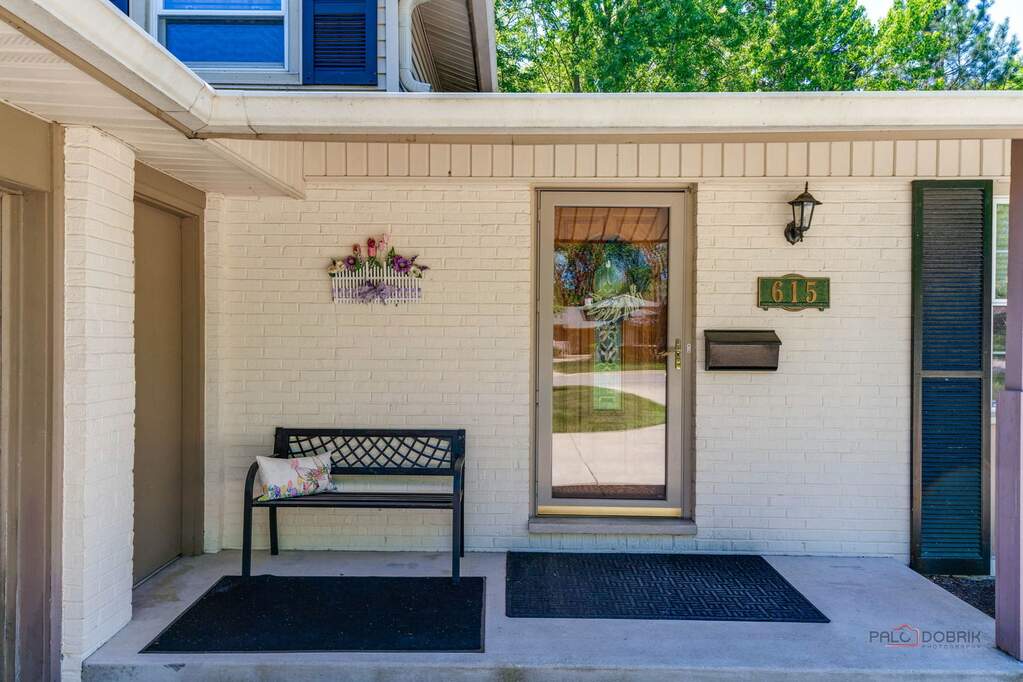 615 E Golf Road, Libertyville, IL 60048 | MLS# 12633380 | @properties ...