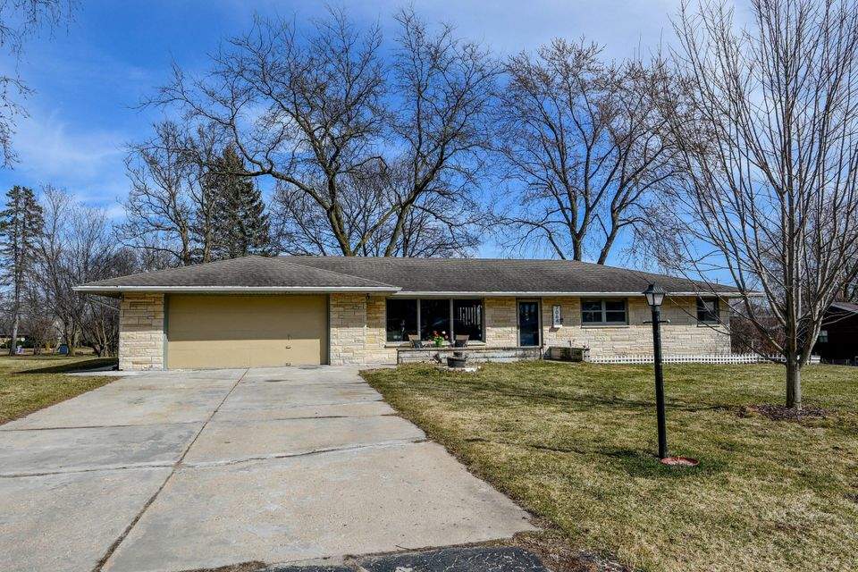 7064 N Parkview Dr, Lannon, WI 53046 | MLS# 1730860 | @properties SE ...