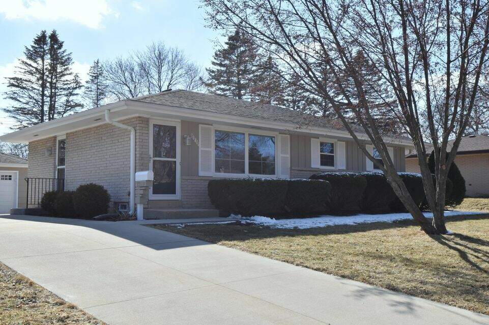 7319 Devonshire Ave, Greendale, WI 53129 | MLS# 1782558 | @properties ...