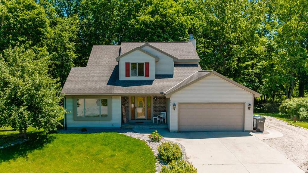 4012 Elaines Way, Slinger, WI 53086 | MLS# 1798470 | @properties SE ...